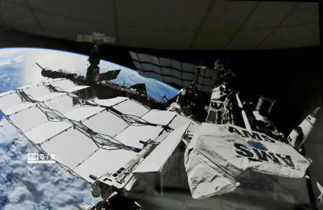 無重力獻唱爆紅 太空人返地球 - 科技 - 中央社