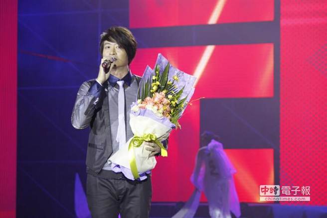 游鴻明開嗓 女粉絲激動熊抱 - 娛樂 - 中時