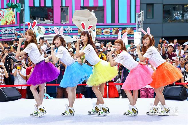 Popu Lady 扮兔女郎搗麻糬 - 娛樂 - 中時