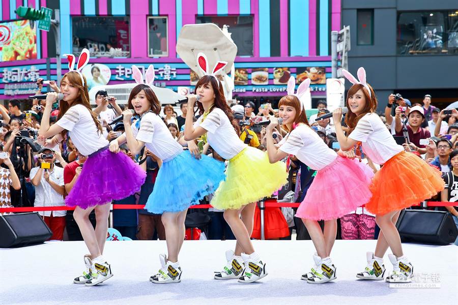 Popu Lady 扮兔女郎搗麻糬 - 娛樂 - 中時