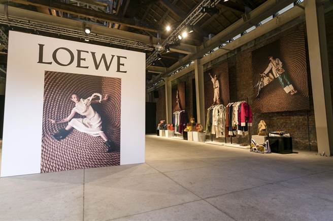 結合工藝於時尚之作！LOEWE 2017春夏系列預覽 - 潮流 - 樂時尚
