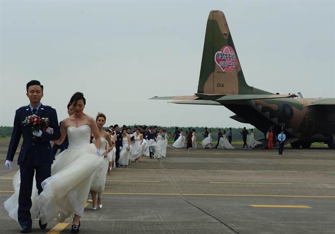 空軍水上機場見證80對佳偶集體結婚 - 生活 - 中時