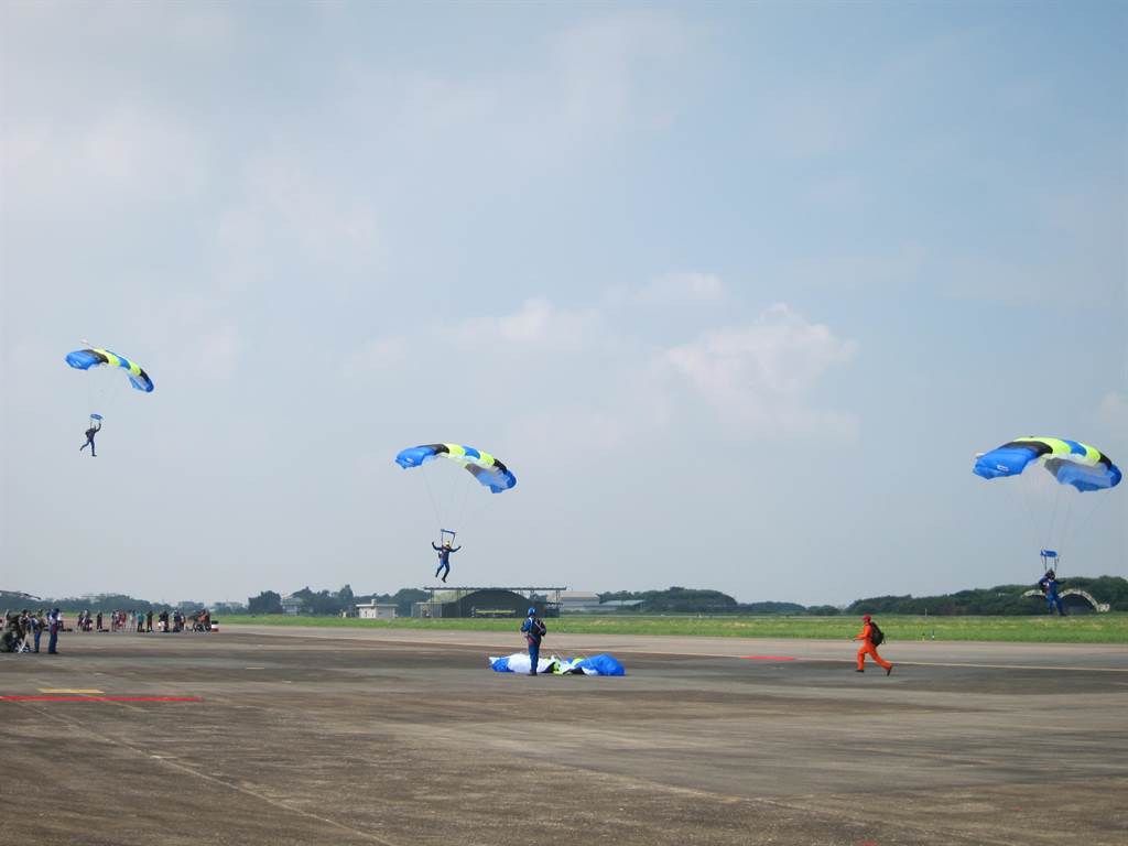 看S-70C秀特技！空軍嘉義基地11日開放 - 政治 - 中時