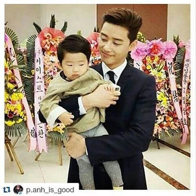 鼻涕都給他！與韓國最萌童星拍廣告幕後花絮曝光 「朴敘俊瞬間變成爸」 - 名人 - 樂時尚