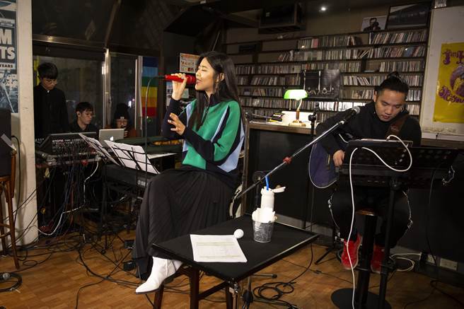 Erika首辦個唱哽噎落淚 自揭曾不想當歌手 - 娛樂 - 中時