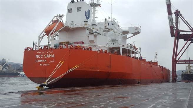 寧陽軍艦停泊基隆港 凌晨遭阿拉伯化學船撞擊 - 軍事 - 中時