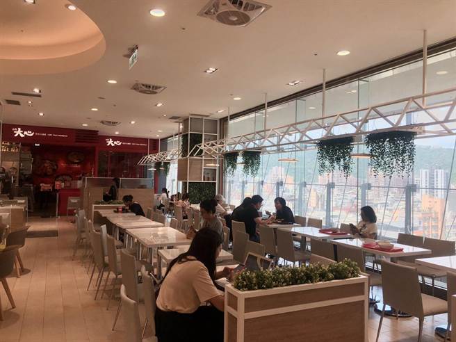 SOGO天母店擁最美美食街 美食公園眺望陽明山 - 旅遊 - 中時