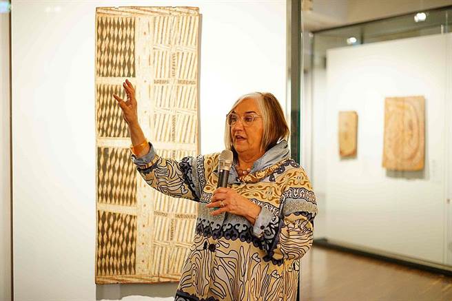 彩虹蛇傳說成樹皮畫！澳大利亞原民藝術台博登場 - 生活 - 中時新聞網