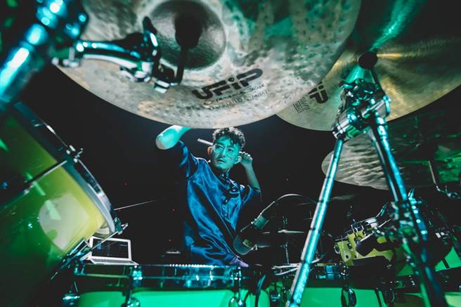 Tizzy Bac成軍20年開唱 3D動畫同台已故團員超感人 - 娛樂 - 中時