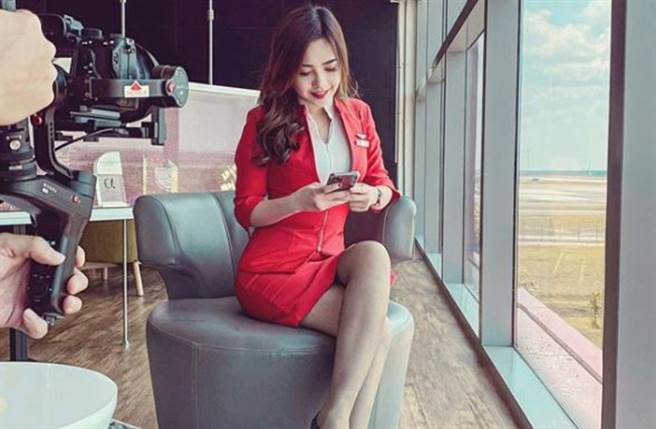 亞航最美空姐Mabel Goo雪地脫衣「小背心側乳外洩」 - 名人 - 時尚