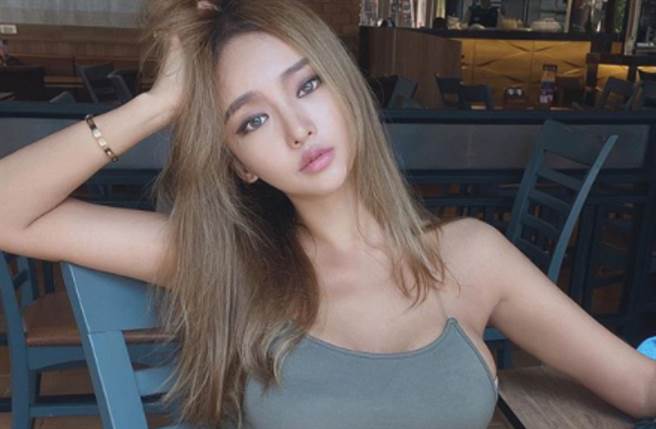 170cm正妹胸前4條線 躺床倒出雙球 - 名人 - 時尚