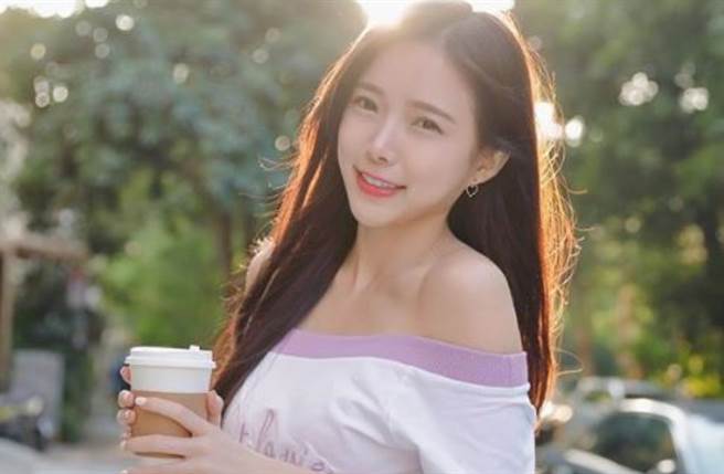 藍星蕾貼身衣真理褲 伸展拉筋撐爆白T - 名人 - 時尚