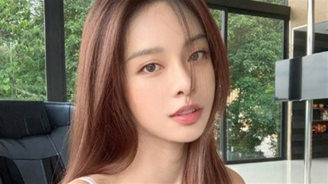 大馬女神李元玲深U上衣激動彈琴！雙球彈跳網歪樓 - 名人 - 時尚