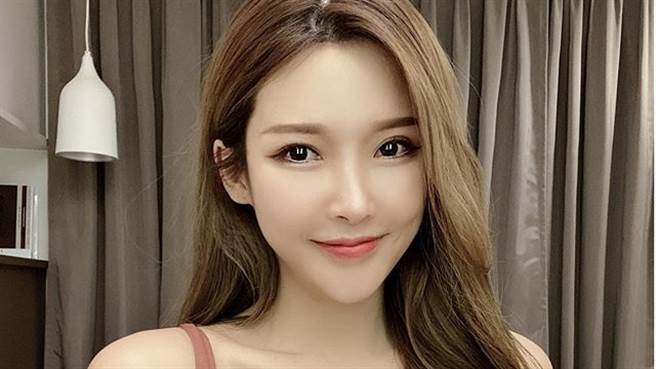 「大馬正妹」脫光上衣宣傳寫真！趴床掉出半球、隱藏刺青 - 名人 - 時尚