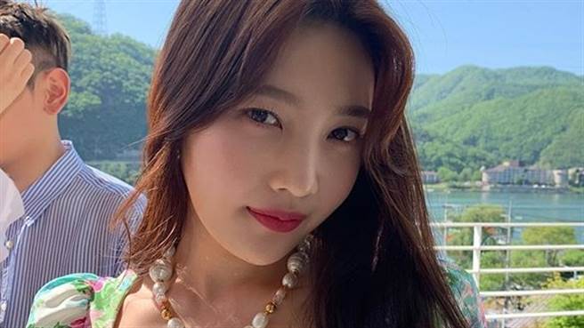 JOY U領貼身洋裝！前傾忘遮胸「倒出北半球」引暴動 - 名人 - 時尚