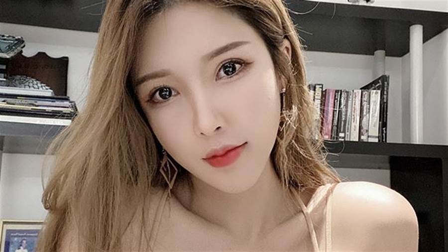 大馬正妹高衩泳裝側面挖空！掉出「堅挺巨乳、蜜桃臀」 - 星光 - 時尚