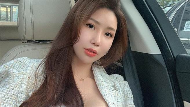 「正妹女老師」上衣太短！一舉手掉出南半球、馬甲線 - 名人 - 時尚