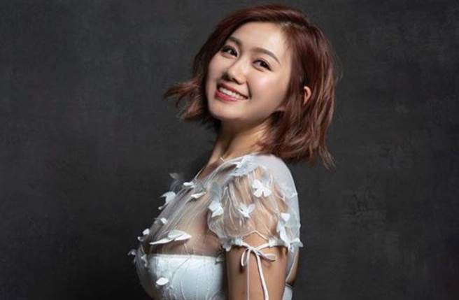 香港波神白雲上帝視角搶鏡！水中濕身秀傲人上圍 - 名人 - 時尚