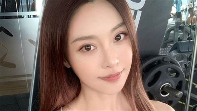 「鋼琴女神」慶生僅穿內衣！彎腰致謝狂洩北半球 - 名人 - 時尚