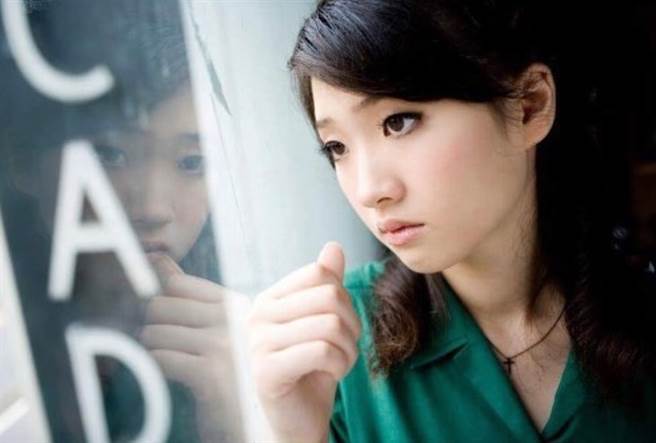 混血美女工程師卸制服 「邪惡弧型比臉大」 - 名人 - 時尚