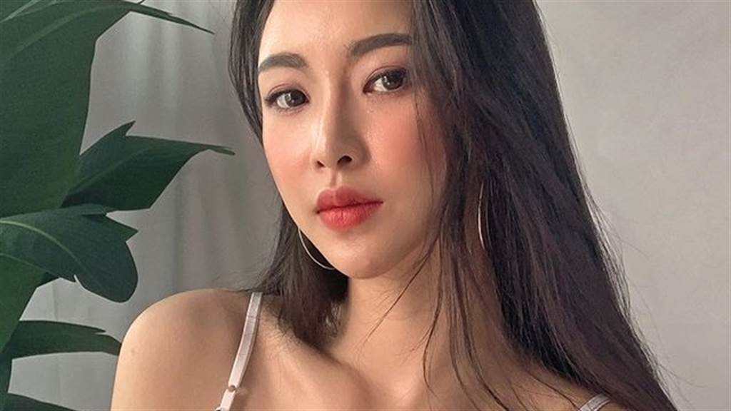 170cm「超辣板娘」比基尼胸口挖空 掉出D级双球 - 名人 - 时尚