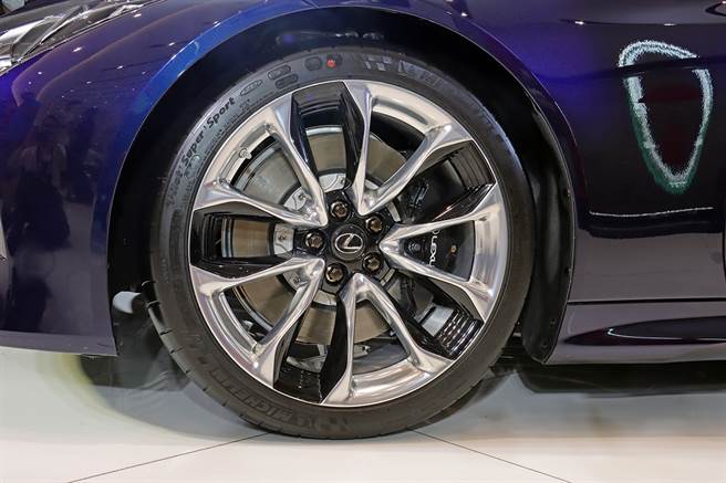 单一规格 588 万、Limited Edition 620 万，御风而行绝美敞篷 Lexus LC500 Convertible 正式发表 ...