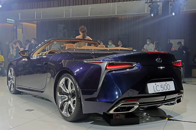 单一规格 588 万、Limited Edition 620 万，御风而行绝美敞篷 Lexus LC500 Convertible 正式发表 ...