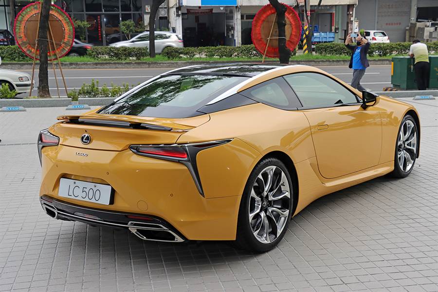 單一規格 588 萬、Limited Edition 620 萬，御風而行絕美敞篷 Lexus LC500 Convertible 正式發表
