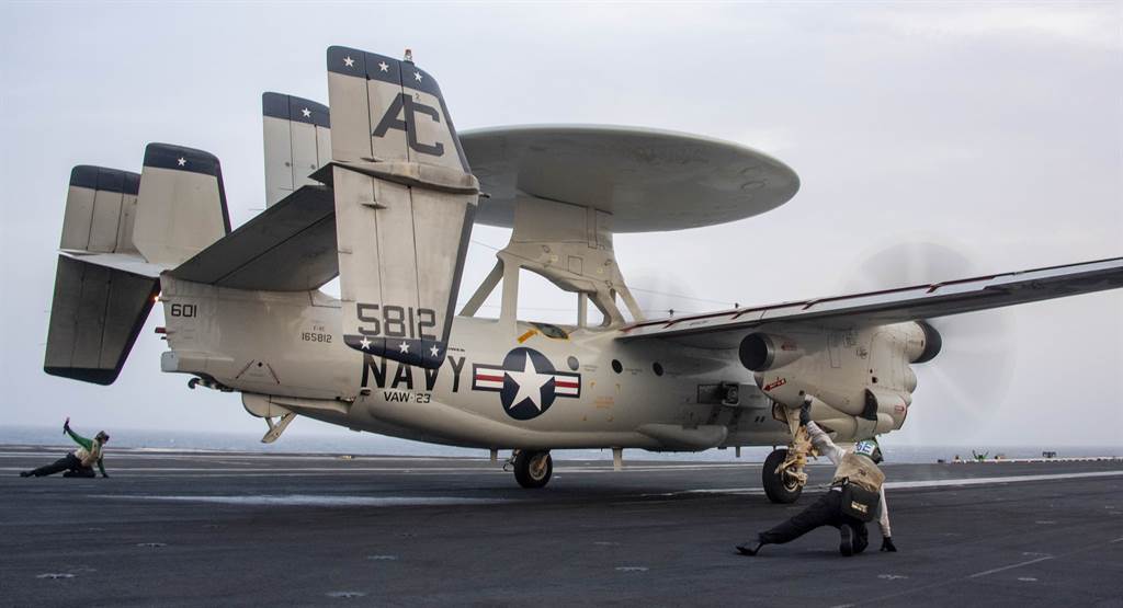 影》摔得粉碎 美E-2C鷹眼預警機墜毀 4人驚險跳傘逃生 - 軍事 - 中時新聞網