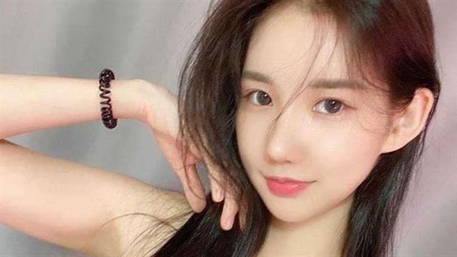 「刷盤正妹」泳裝V到肚臍 上帝視角辣洩八字奶 - 娛樂 - 中時新聞網