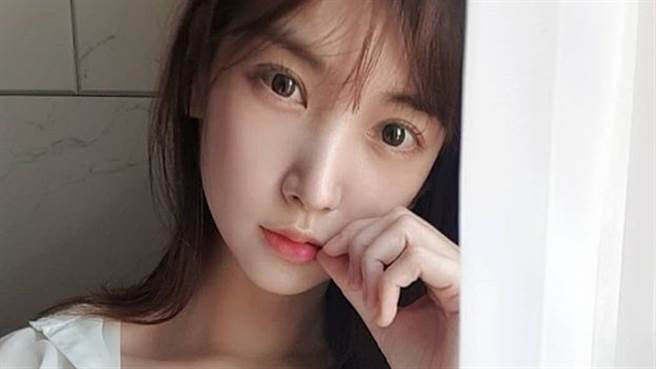 清純女星下廚「穿透視白裙」 強光一打下半身全看光 - 娛樂 - 中時新聞網