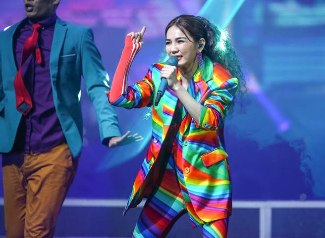 Ella故作鬼臉笑虧姊妹Hebe身材「只有A cup」 - 娛樂 - 中時