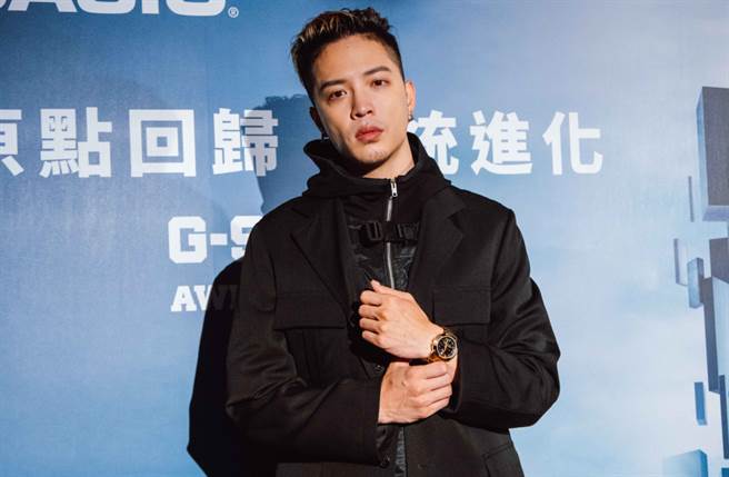 J.Sheon帥氣搶戴全金錶款 自曝最愛經典百搭復古風 - 潮流 - 時尚