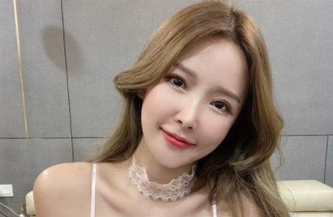 大馬正妹曬側鋒照揪團游泳 趴地洩邪惡曲線 - 名人 - 時尚