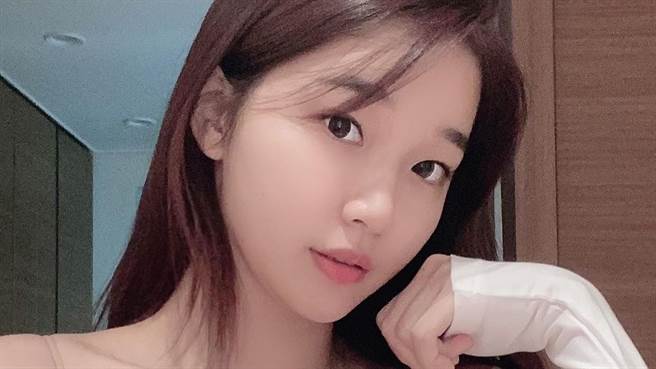 170cm辣媽蕾絲洋裝超深V 前傾自拍炸出惹火身材 - 名人 - 時尚