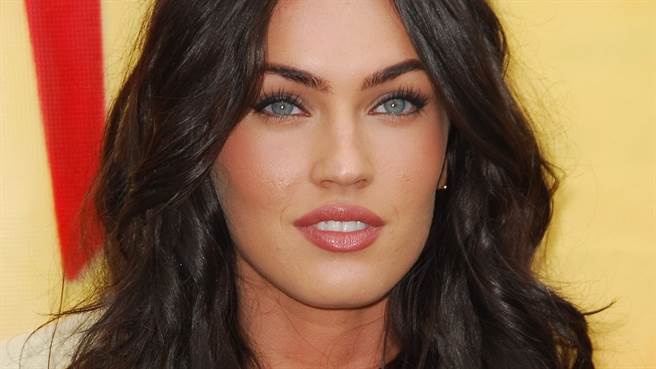 《變形金剛》梅根福克斯私服超辣 上衣深V又鏤空秀性感半球 - 娛樂 - 時尚