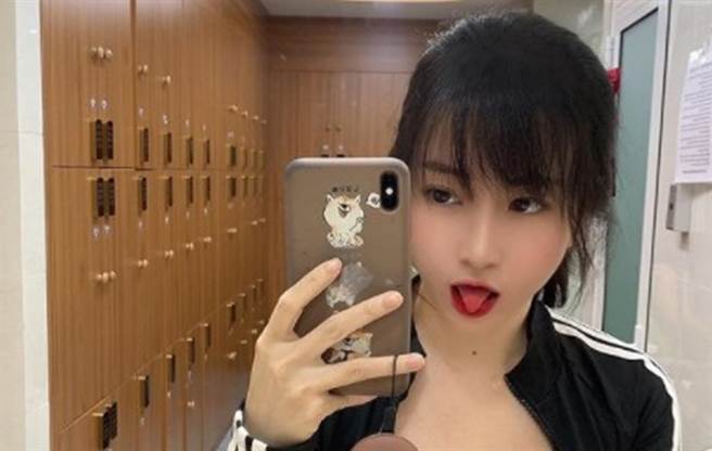 越南正妹激凸吃路邊攤 牛仔短褲破洞大走光 - 娛樂 - 中時新聞網