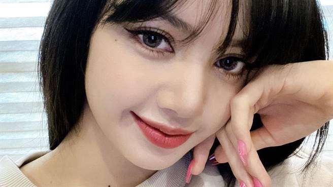 LISA外套裡只剩黑BRA 中門全開火辣身材遭看光 - 娛樂 - 中時新聞網