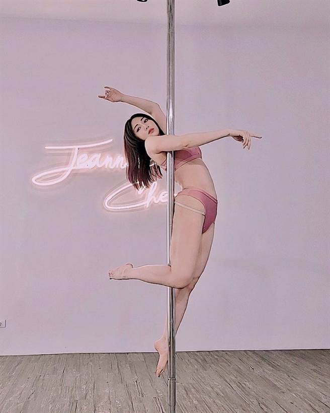 JKF女郎「珍琳」防疫不忘練習鋼管舞 大秀一字馬曬火辣身材 - 娛樂 - 中時新聞網
