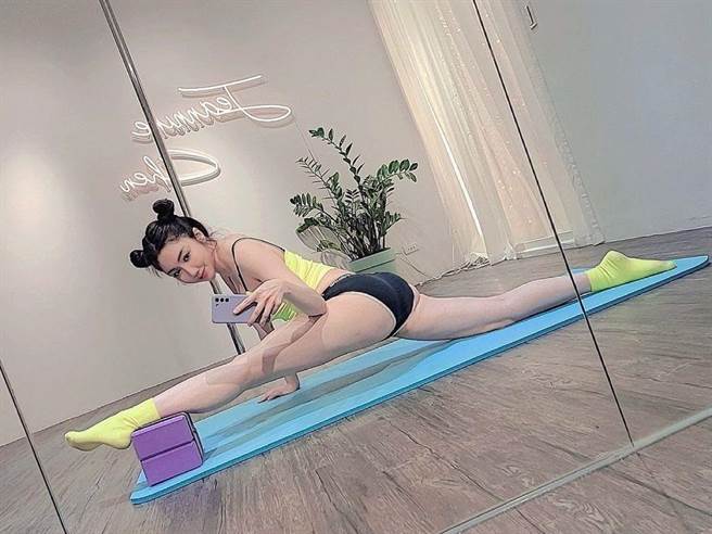 JKF女郎「珍琳」防疫不忘練習鋼管舞 大秀一字馬曬火辣身材 - 娛樂 - 中時新聞網