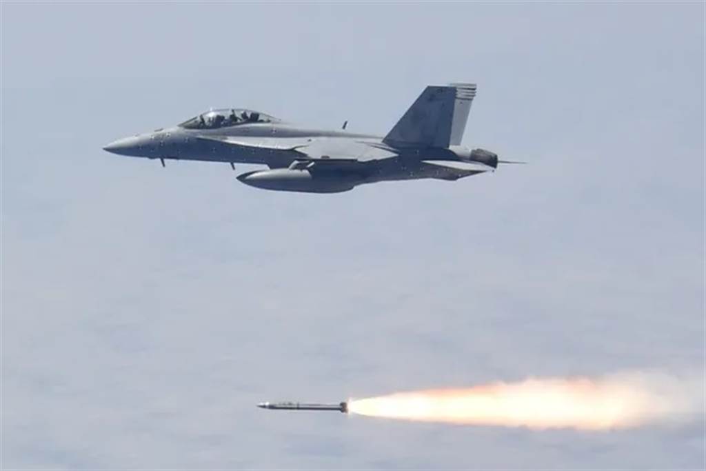 美國海軍批准量產AGM-88G先進增程反幅射飛彈 - 軍事 - 中時新聞網