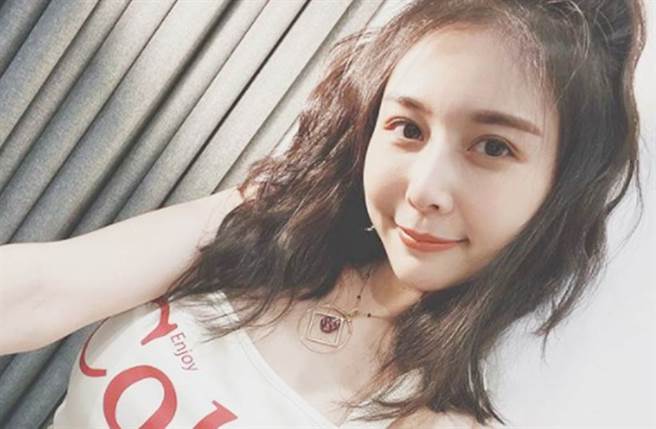 Albee凌晨爬山穿超辣中空裝 曬自拍照「胸前車頭燈」見客 - 娛樂 - 中時新聞網