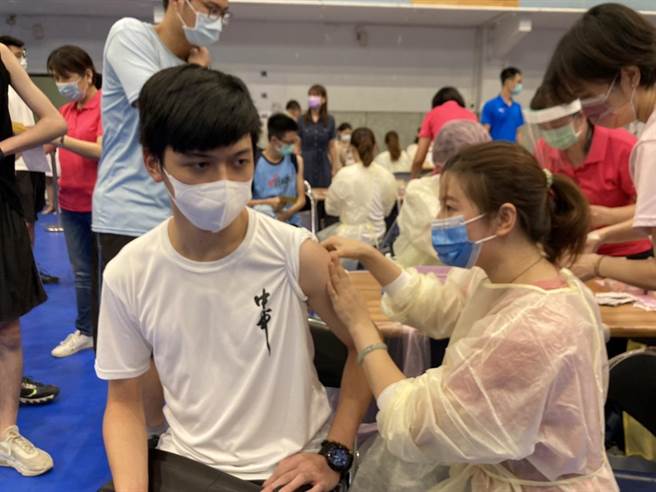 BNT校園開打 台中2高中生不適送醫 - 時事 - 中時