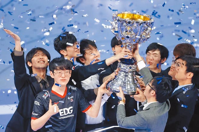 大陸EDG戰隊 奪《英雄聯盟》S11冠軍 - 產業財經 - 旺報