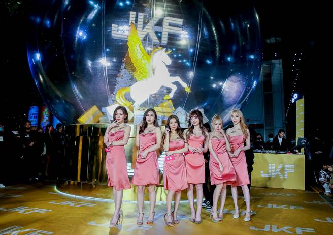 JKF女郎超兇性感亮相 男粉絲暴動啦！ - 娛樂 - 中時