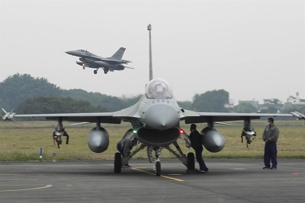 用鏡頭看台灣》空軍F-16V大象漫步 千萬新式頭盔「看哪打哪」 - 生活 - 中時