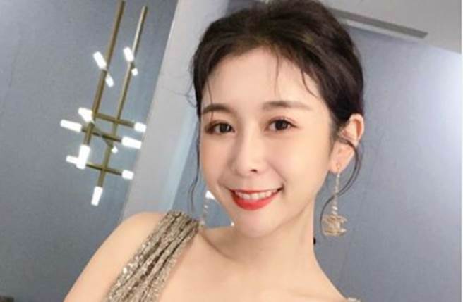 Albee兒童節躺地自拍解放邪惡視角 傲人UU炸開背心藏不住 - 娛樂 - 中時新聞網