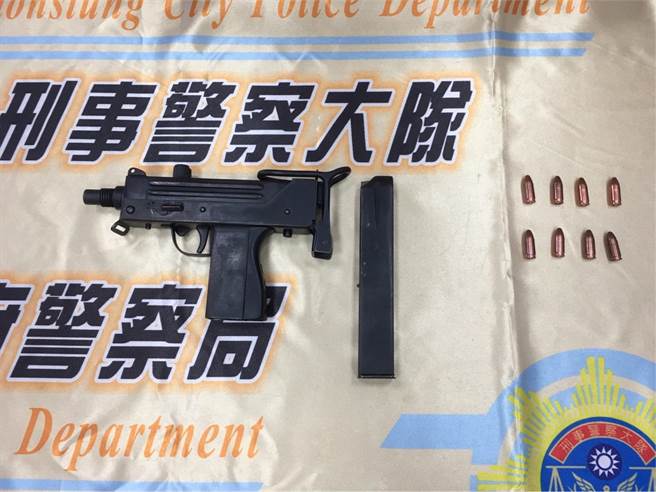 小蜜蜂案追查藥腳 驚見市價80萬元MAC-10衝鋒槍 - 社會 - 中時