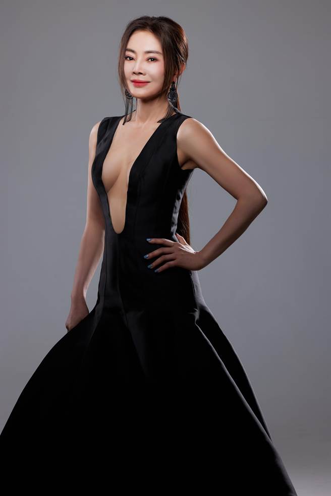 Rita深V開到肚臍美胸全都露 遭嗆老派高EQ回應了 - 娛樂 - 中時