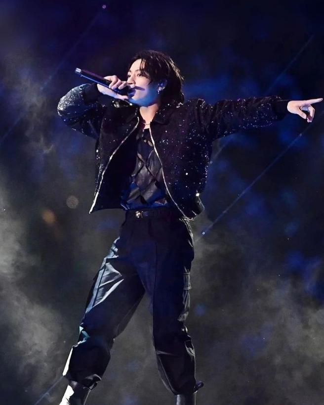 BTS田柾國帥穿VERSACE登世足開幕 奪收視冠軍 - 娛樂 - 中時